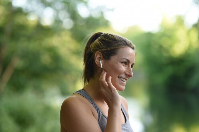 4 Ways To Listen To Music While Running - 2022 Guide - Akt in Motion